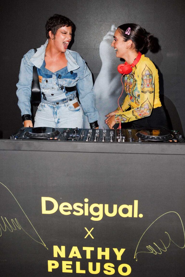 Nathy Peluso se desnuda en la plaza de Callao de Madrid para Desigual