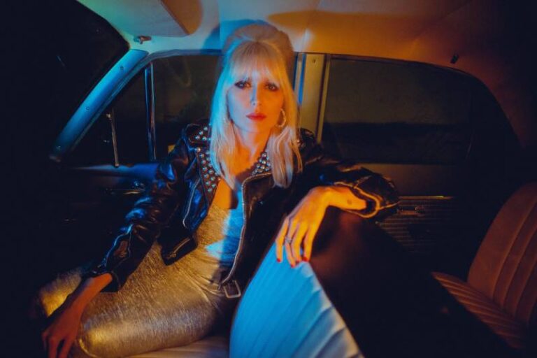 Kate Clover es la nueva Debbie Harry, el icono punk del siglo XXI