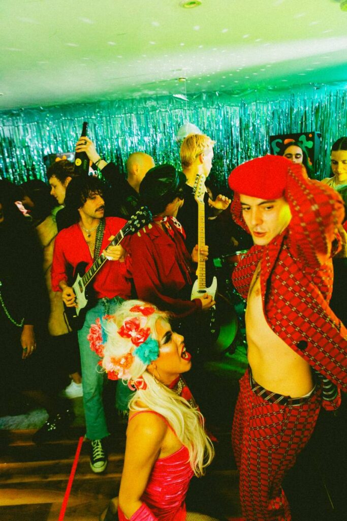 The Gulps es el grupo de rock de moda en Londres y dos son españoles