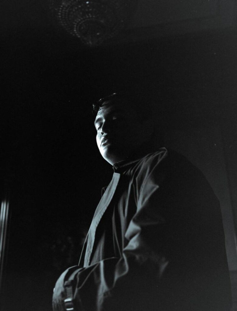 Yadam es cantante, venezolano y el nuevo nombre del pop queer