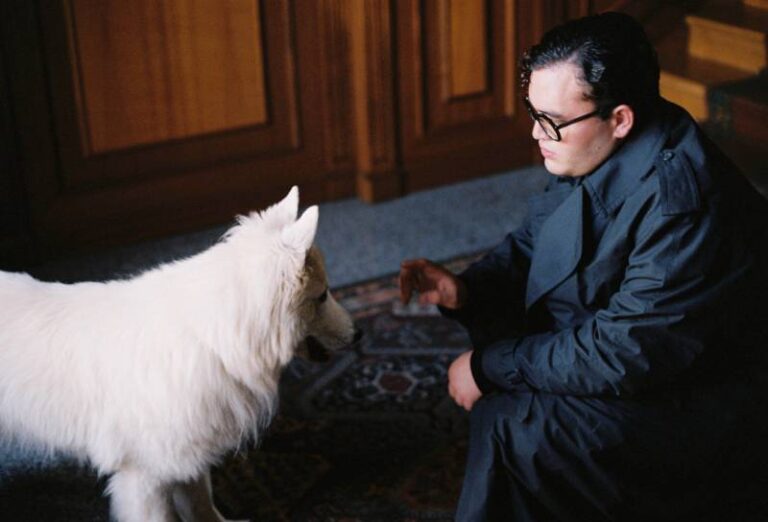 Yadam es cantante, venezolano y el nuevo nombre del pop queer