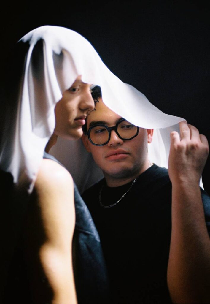 Yadam es cantante, venezolano y el nuevo nombre del pop queer