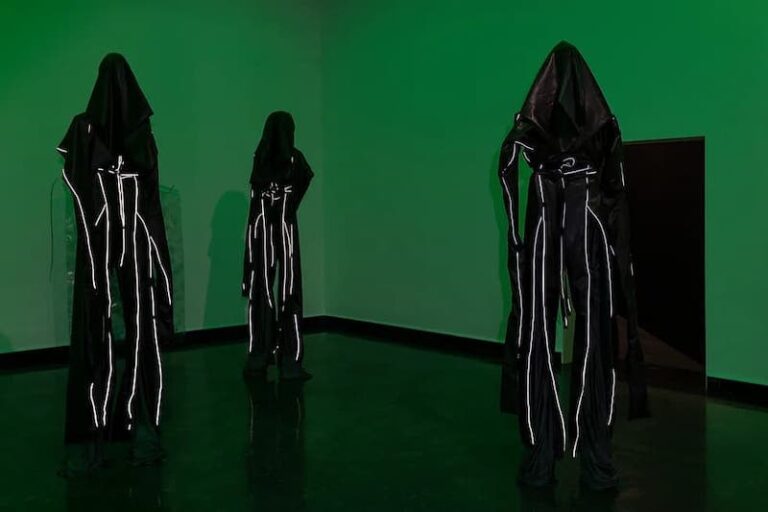 Entrevista a la artista Sandra Mujinga. Los tejidos como segunda piel