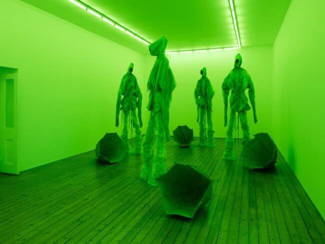 Entrevista a la artista Sandra Mujinga. Los tejidos como segunda piel