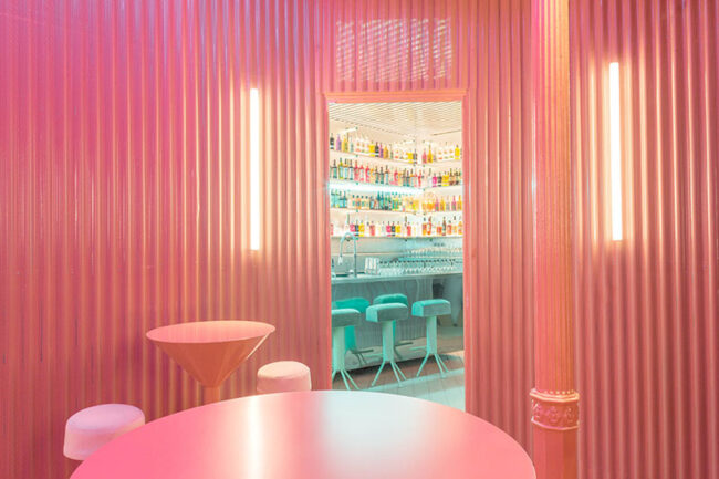 Naked and Famous es una coctelería de Kresta Design ubicada en Sevilla