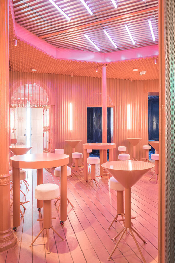 Naked and Famous es una coctelería de Kresta Design ubicada en Sevilla