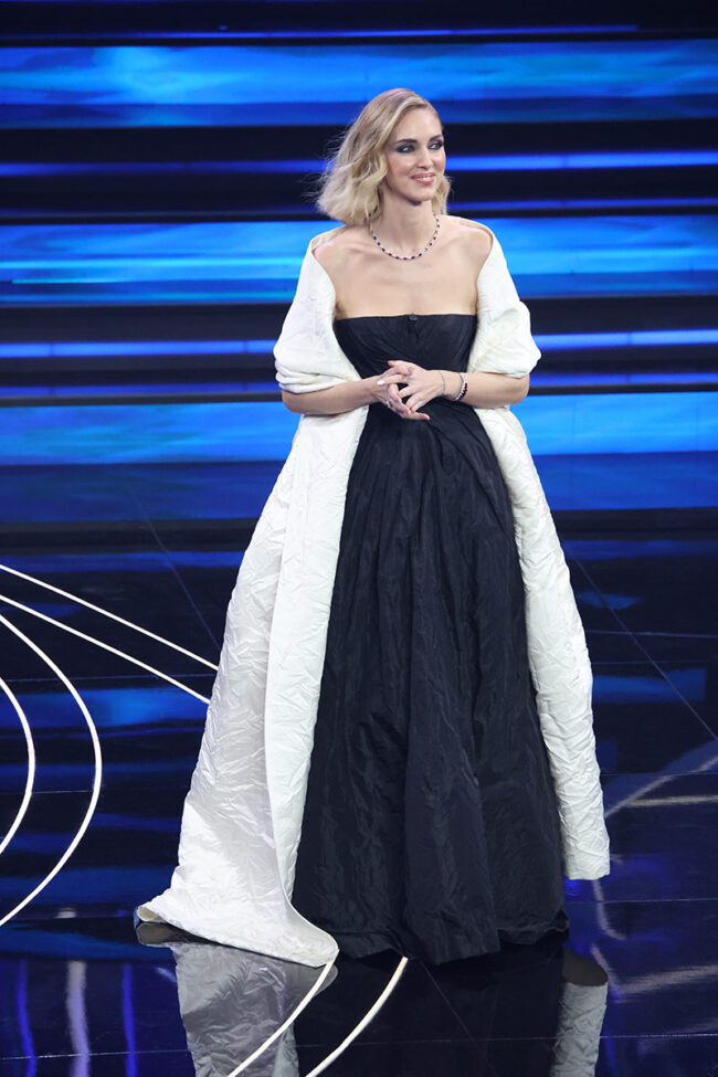 Chiara Ferragni se viste de alta costura y feminismo con Dior en Sanremo