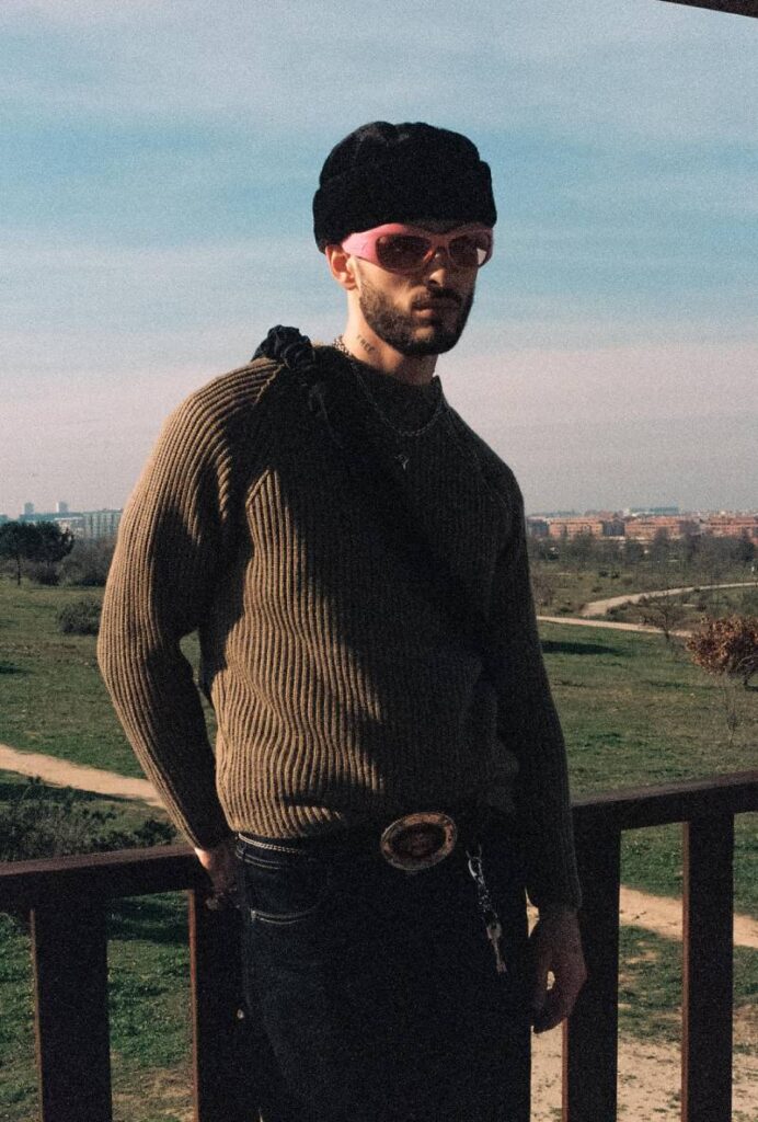 Nailuj es Julián, un cantante alicantino que nos incita a llorar