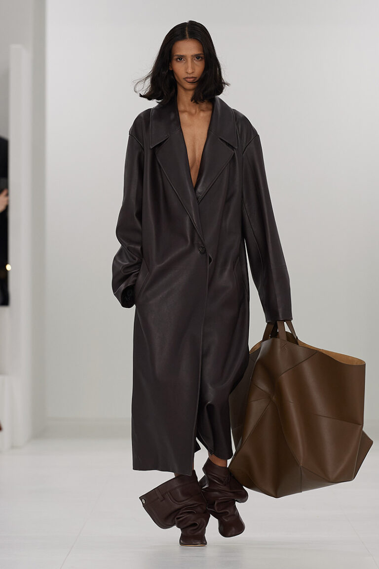 Loewe Mujer FW23 o cómo revolucionar una casa con lo esencial