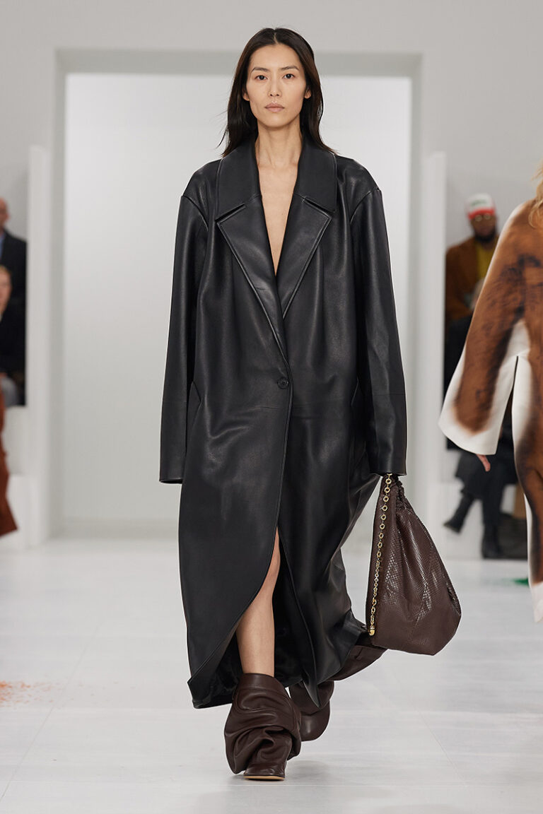 Loewe Mujer FW23 o cómo revolucionar una casa con lo esencial