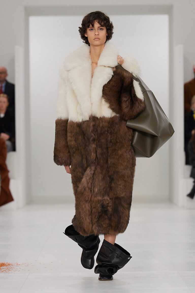 Loewe Mujer FW23 o cómo revolucionar una casa con lo esencial