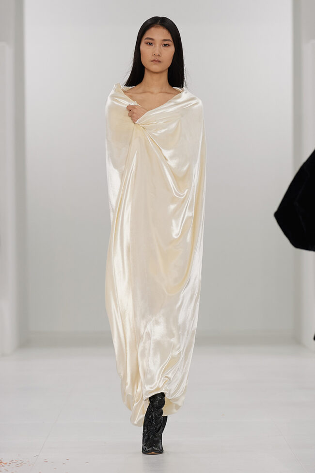 Loewe Mujer FW23 o cómo revolucionar una casa con lo esencial