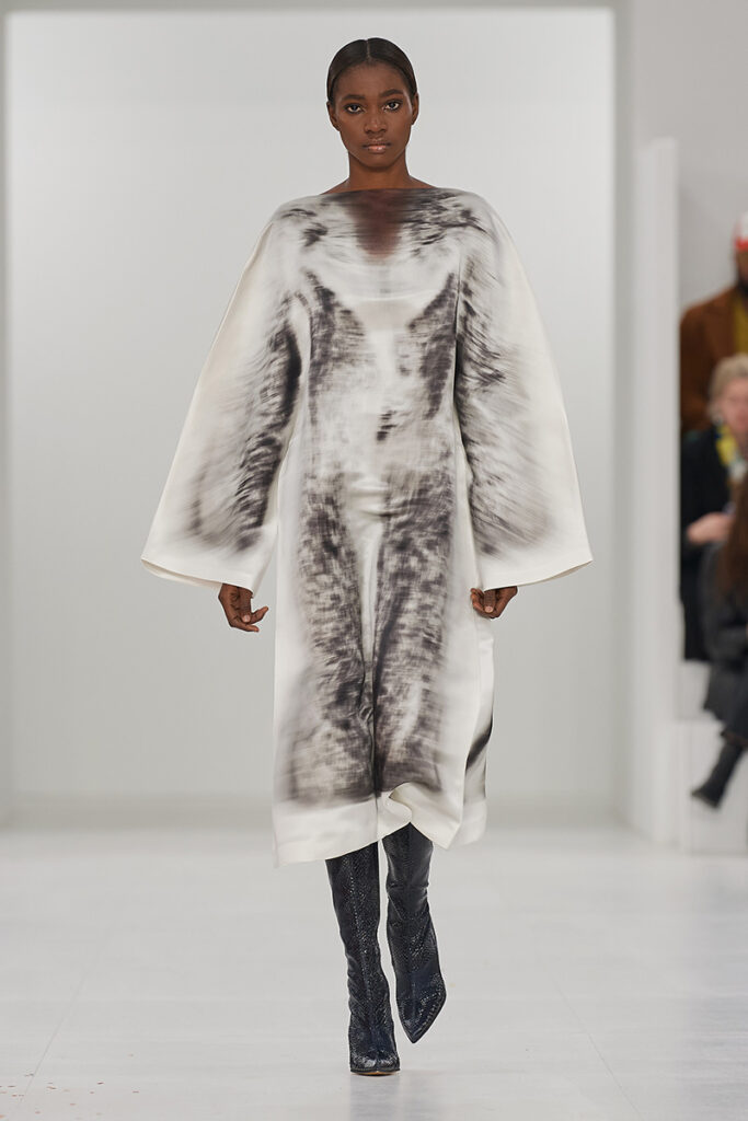 Loewe Mujer FW23 o cómo revolucionar una casa con lo esencial