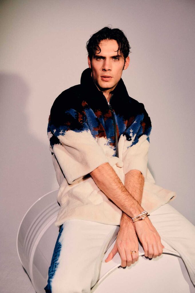 Pol Hermoso interpreta a una estrella del rock en esta sesión de fotos glam