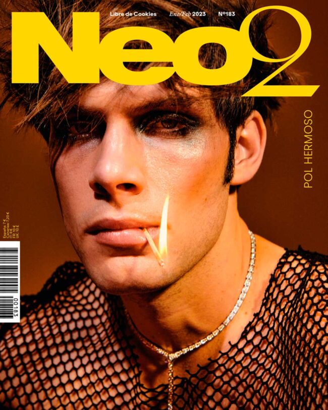 Pol Hermoso interpreta a una estrella del rock en esta sesión de fotos glam