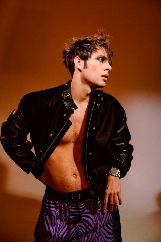 Pol Hermoso interpreta a una estrella del rock en esta sesión de fotos glam