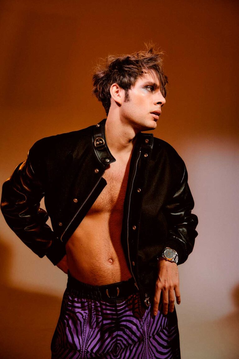 Pol Hermoso interpreta a una estrella del rock en esta sesión de fotos glam