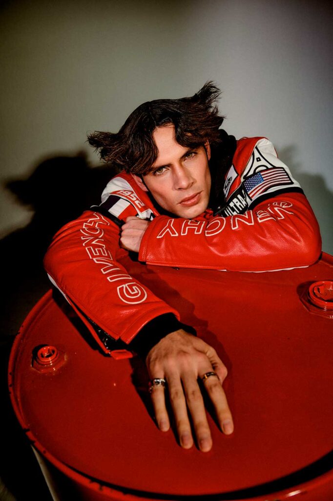 Pol Hermoso interpreta a una estrella del rock en esta sesión de fotos glam