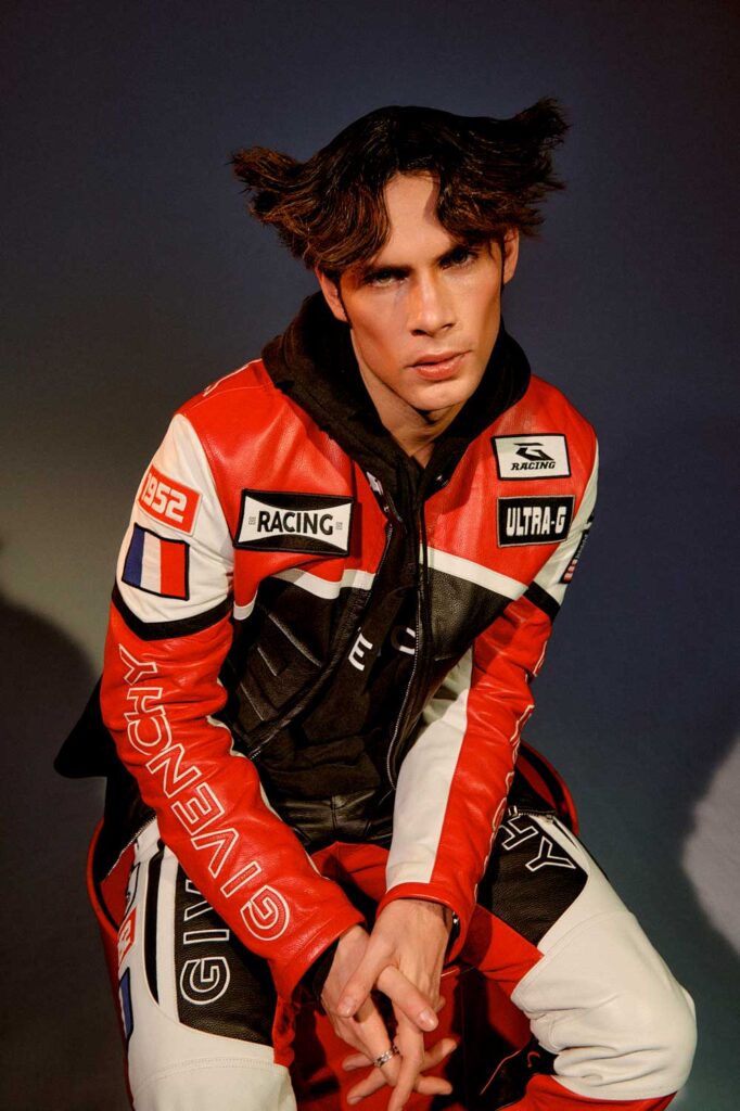 Pol Hermoso interpreta a una estrella del rock en esta sesión de fotos glam