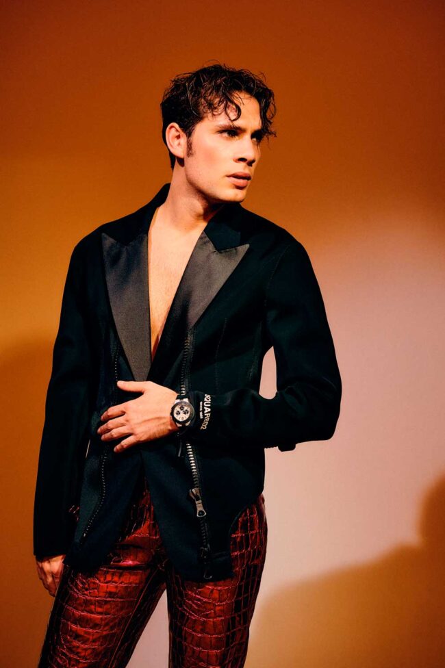 Pol Hermoso interpreta a una estrella del rock en esta sesión de fotos glam