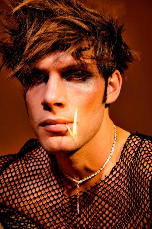 Pol Hermoso interpreta a una estrella del rock en esta sesión de fotos glam