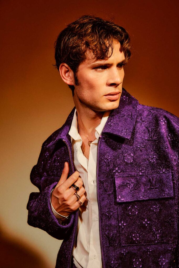 Pol Hermoso interpreta a una estrella del rock en esta sesión de fotos glam