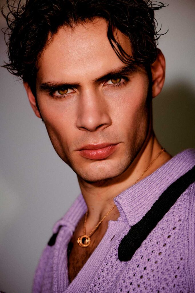 Pol Hermoso interpreta a una estrella del rock en esta sesión de fotos glam