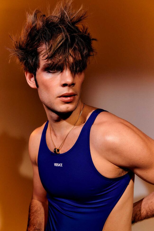 Pol Hermoso interpreta a una estrella del rock en esta sesión de fotos glam