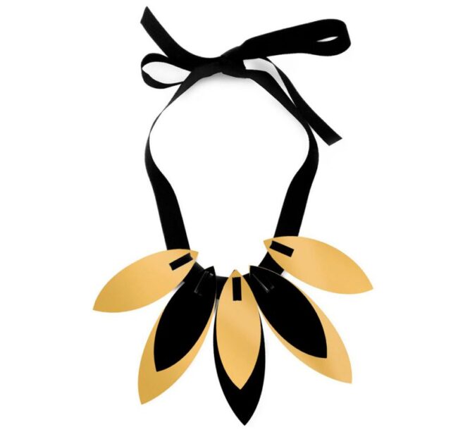 Collares extralargos que no pueden faltar en tu joyero de verano