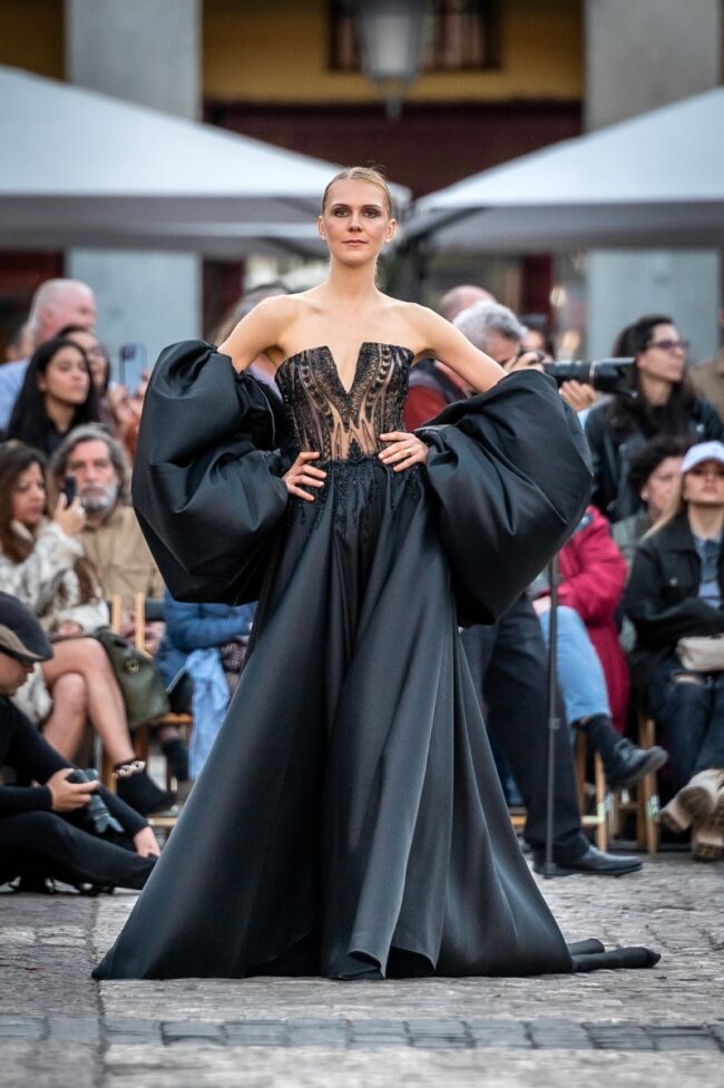La moda española sorprende con un desfile entre caballos