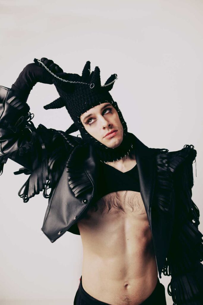 Álex Villazán se hace el loco en esta historia de moda para la revista Neo2