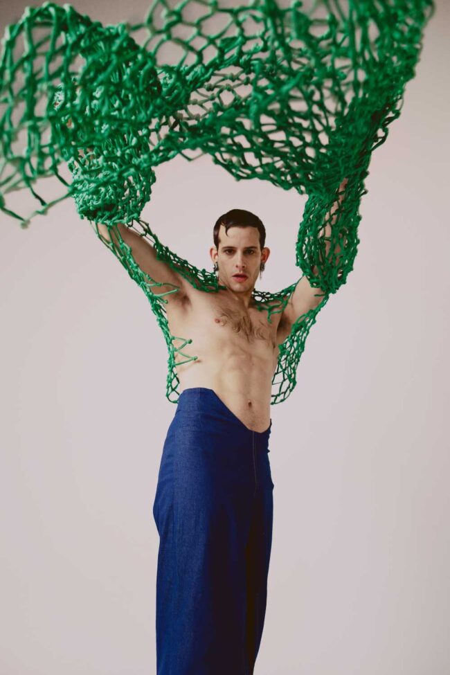 Álex Villazán se hace el loco en esta historia de moda para la revista Neo2