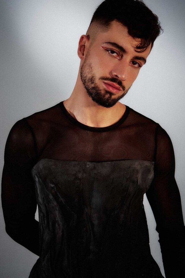 Joshua Velázquez es un maestro de la costura y también de la postura