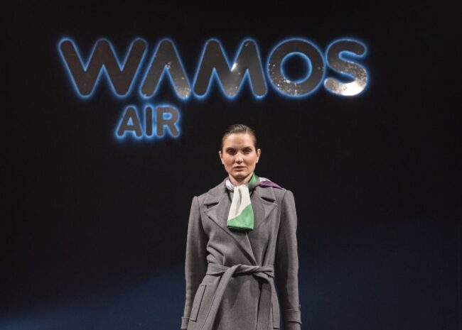 Juanjo Oliva diseña los uniformes atemporales de Wamos Air