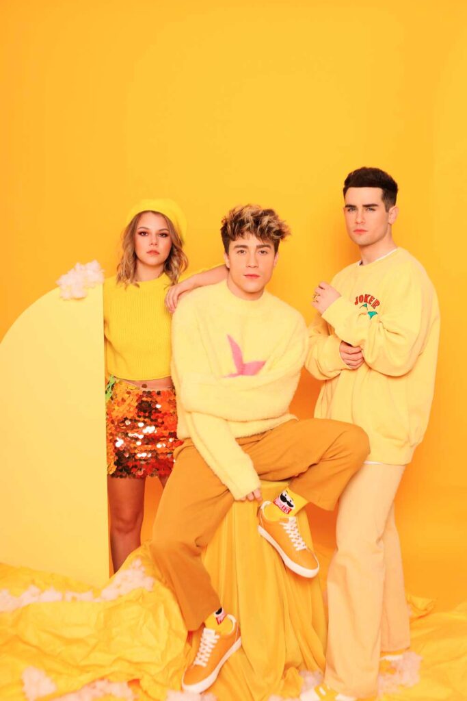 Mantra es el trío de pop español formado por Carlos, Paula y Charly