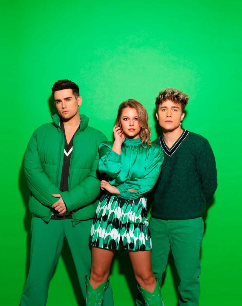Mantra es el trío de pop español formado por Carlos, Paula y Charly