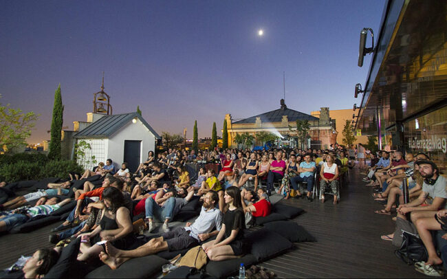 Os proponemos un itinerario cinéfilo por los cines de verano en Madrid.
