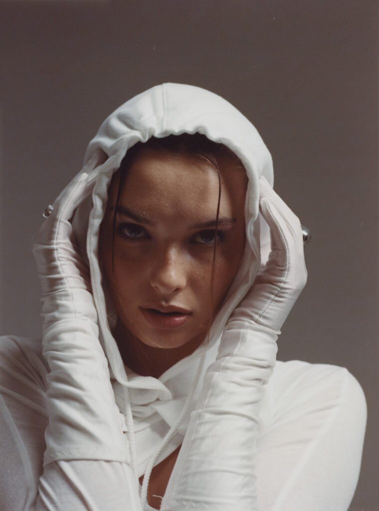 Editorial de moda donde las tendencias de diferentes épocas se funden