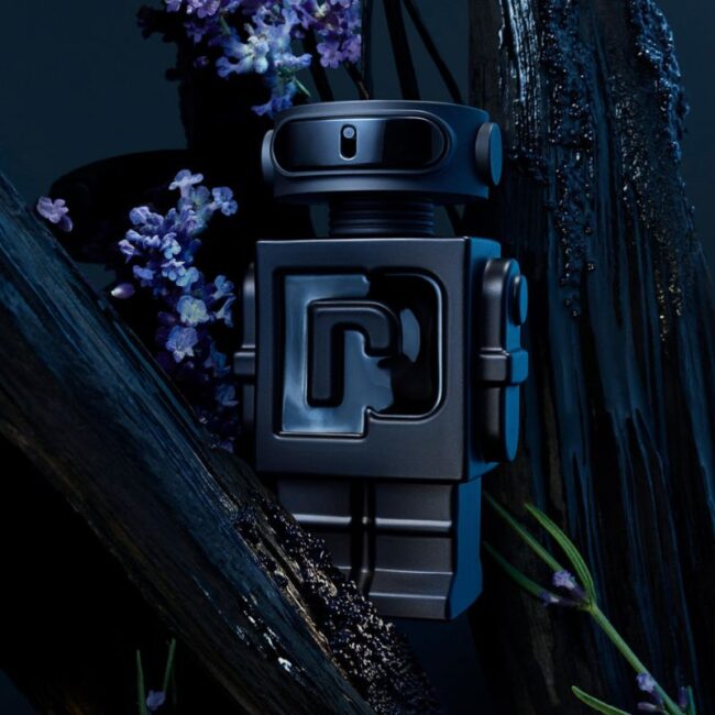 Rabanne Phantom es el nuevo perfume de Charlie Heaton y es un robot