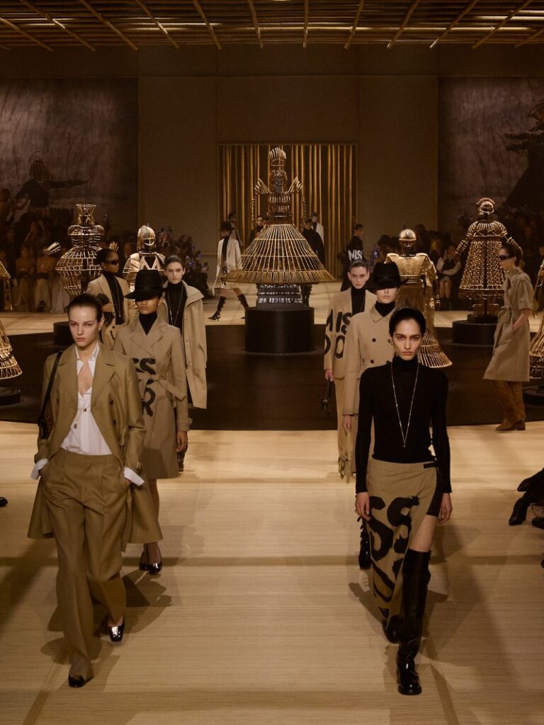 Dior Mujer FW24-25 se inspira en la mítica Miss Dior de los años 60