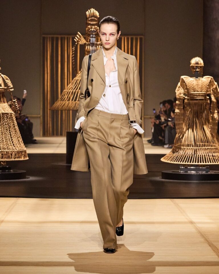 Dior Mujer FW24-25 se inspira en la mítica Miss Dior de los años 60