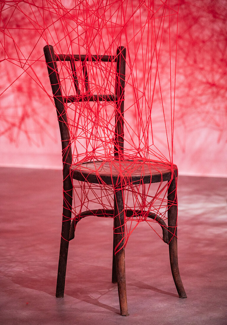"Cada quien, un universo". Los hilos de Chiharu Shiota en la F. Tàpies