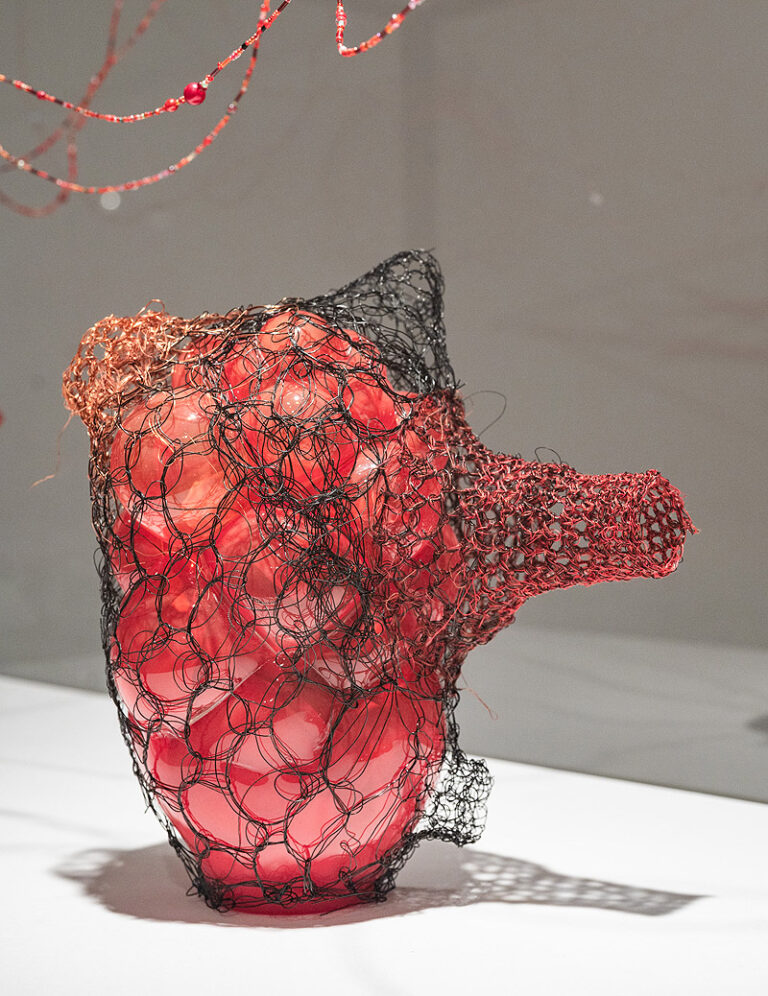 "Cada quien, un universo". Los hilos de Chiharu Shiota en la F. Tàpies