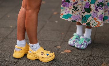 Así son los zuecos con tacón de Crocs que tu vas a querer