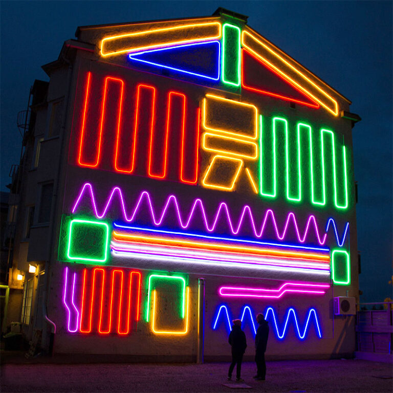 Interactive Neon Murals es un proyecto del artista urbano Spidertag.