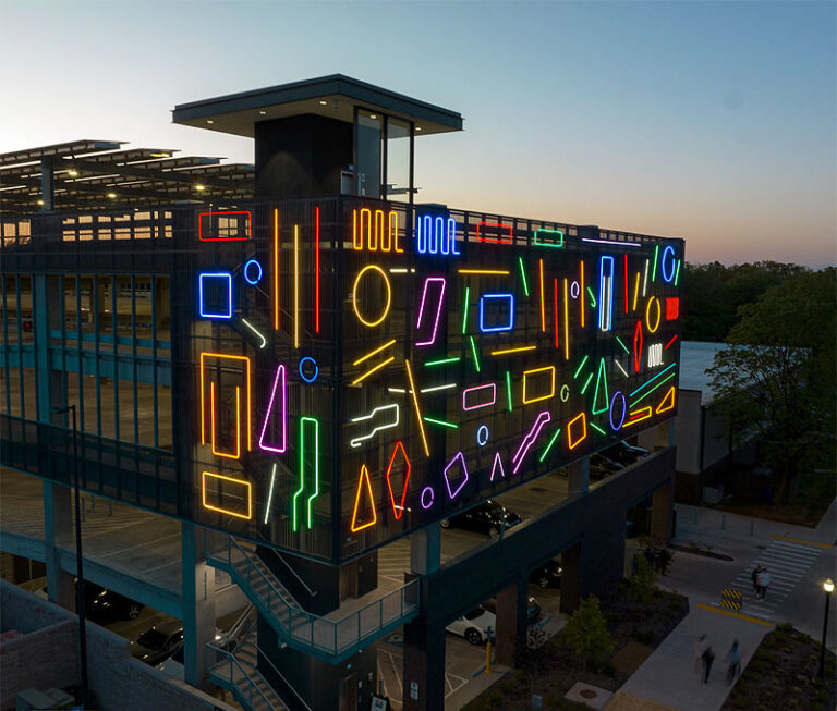 Interactive Neon Murals es un proyecto del artista urbano Spidertag.
