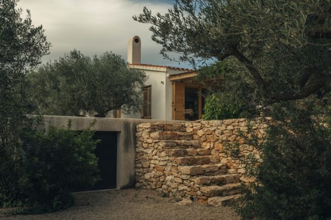 Stefano Colli reforma una casa rústica junto al paisaje del Mediterráneo