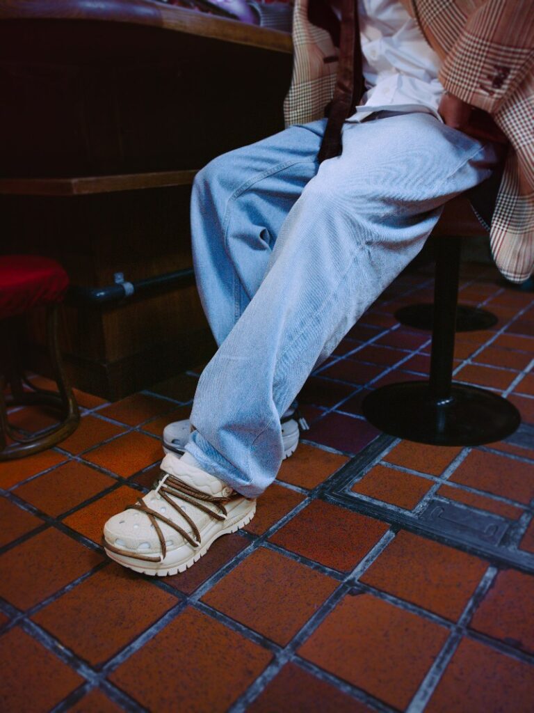 Rauw Alejandro y Crocs diseñan zuecos con estilo japonés tradicional