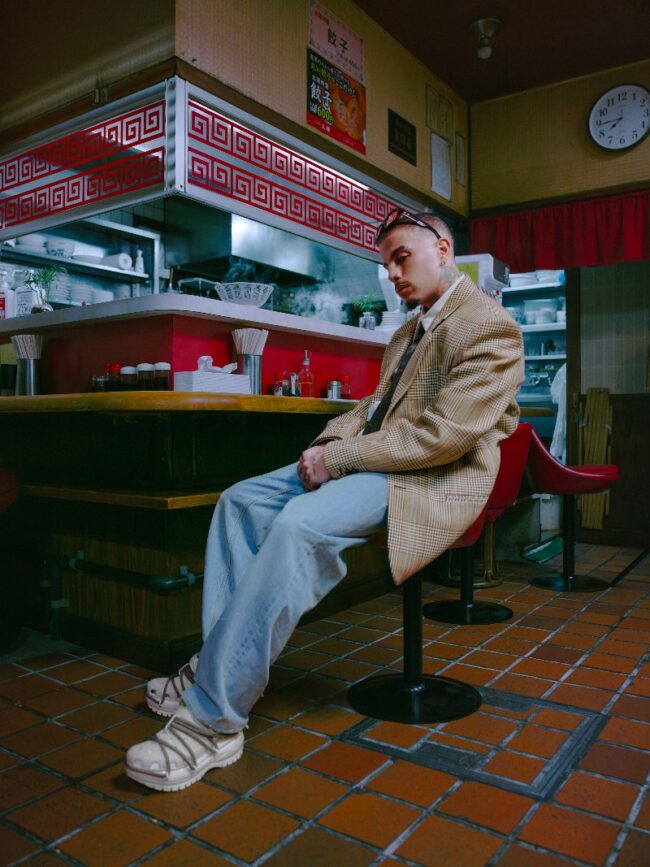 Rauw Alejandro y Crocs diseñan zuecos con estilo japonés tradicional