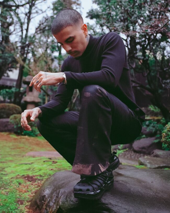 Rauw Alejandro y Crocs diseñan zuecos con estilo japonés tradicional